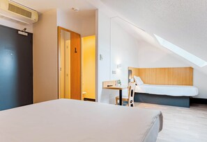 Quarto Triplo, não fumadores | Roupa de alta qualidade, secretária, quartos insonorizados