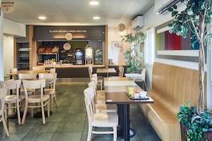 Café da manhã com buffet todos os dias mediante uma taxa