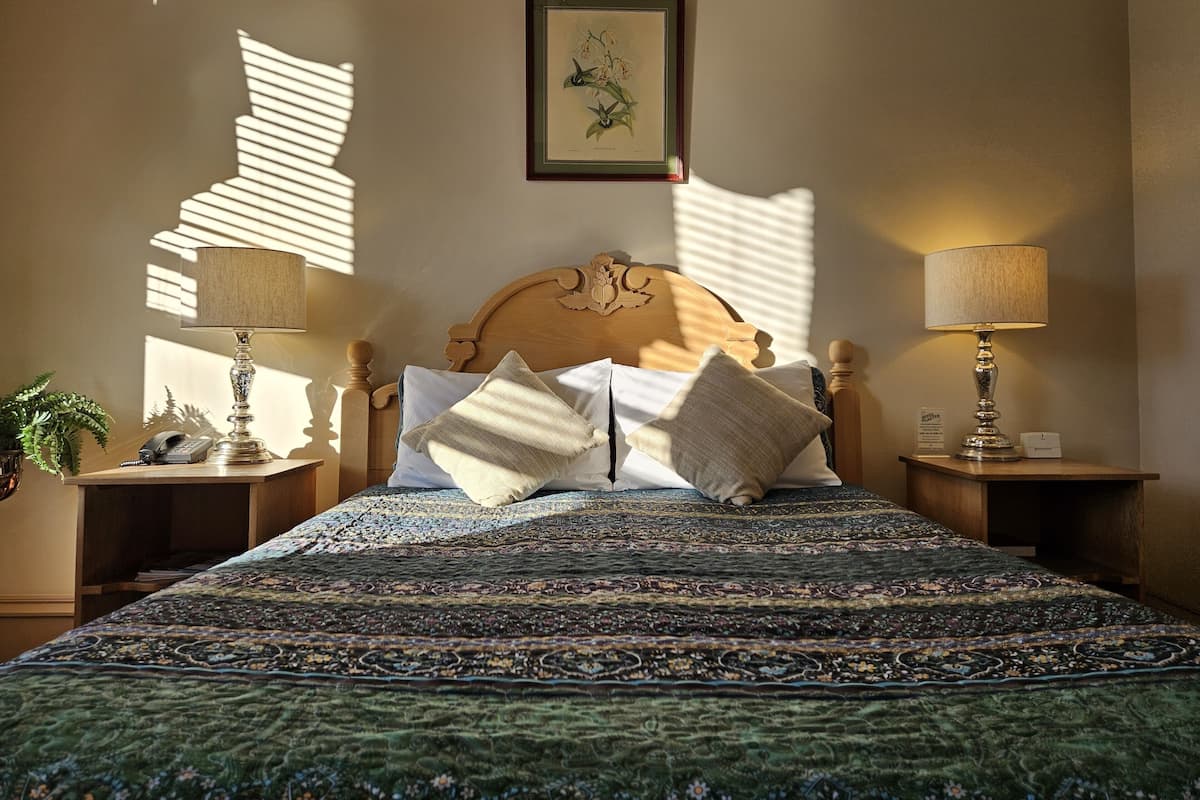Quarto Deluxe, 1 cama queen-size | 1 quarto, edredões de penas, camas de colchão viscoelástico