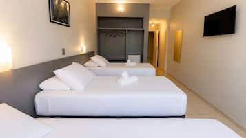 Quarto Triplo Luxo Twin | Minibar, secretária, Wi-fi grátis, roupa de cama fornecida