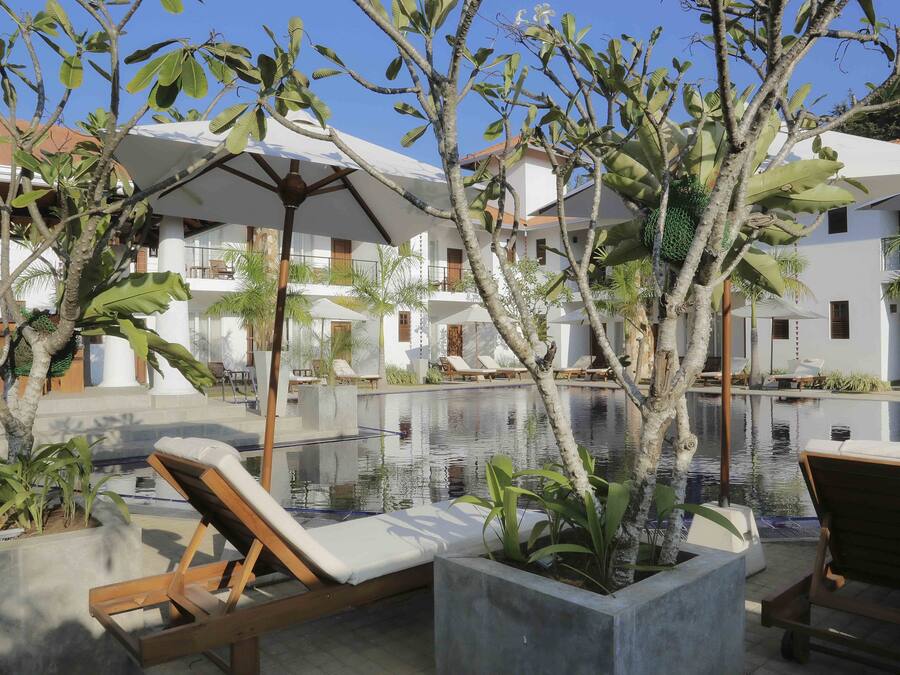 Piscina exterior, da(s) 8:00 à(s) 20:00, guarda-sóis, espreguiçadeiras