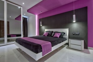 Apartamento de Luxo, 3 quartos | 3 quartos, cofre no quarto, secretária, cortinas/cortinados opacos 