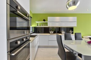 Apartamento de Luxo, 3 quartos | Kitchenette privada | Um frigorífico/congelador grande, um micro-ondas, um forno 