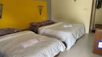 Quarto Triplo Standard | Minibar, ferro/tábua de engomar