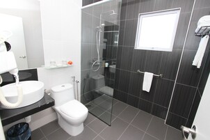 Quarto Familiar | Casa de banho | Um polibã, um secador de cabelo, toalhas fornecidas 