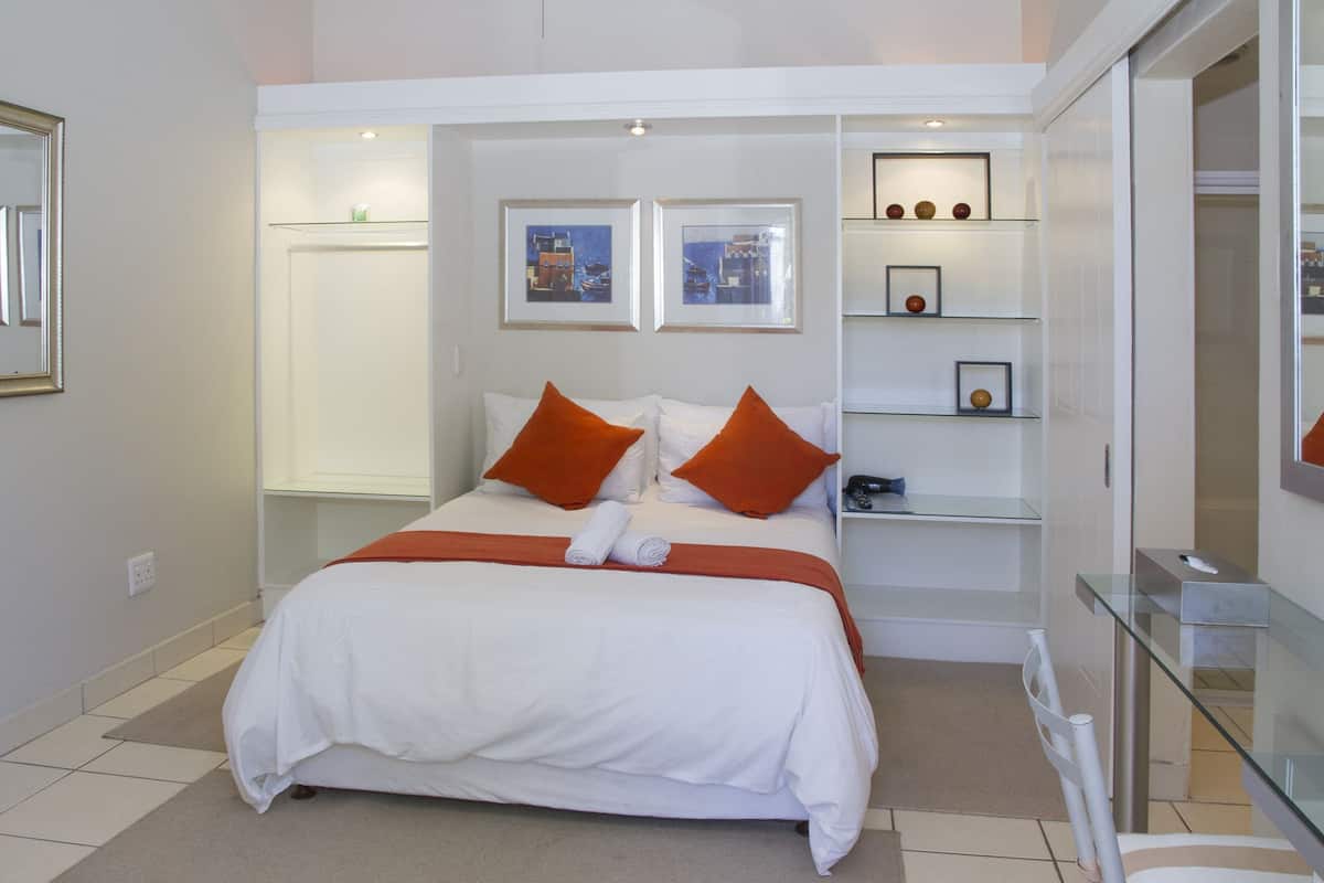 Quarto solteiro básico, 1 cama King, vista para o jardim, no jardim | 1 quarto, roupas de cama de algodão egípcio, roupas de cama premium