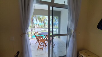 Vista Mar, Piscina e Jardim (suite 811) | Sala de estar | Smart TV de 32 polegadas com canais digitais, televisor 