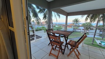  Vista Mar, Piscina e Jardim (suite 809) | Sala de estar | Smart TV de 32 polegadas com canais digitais, televisor 