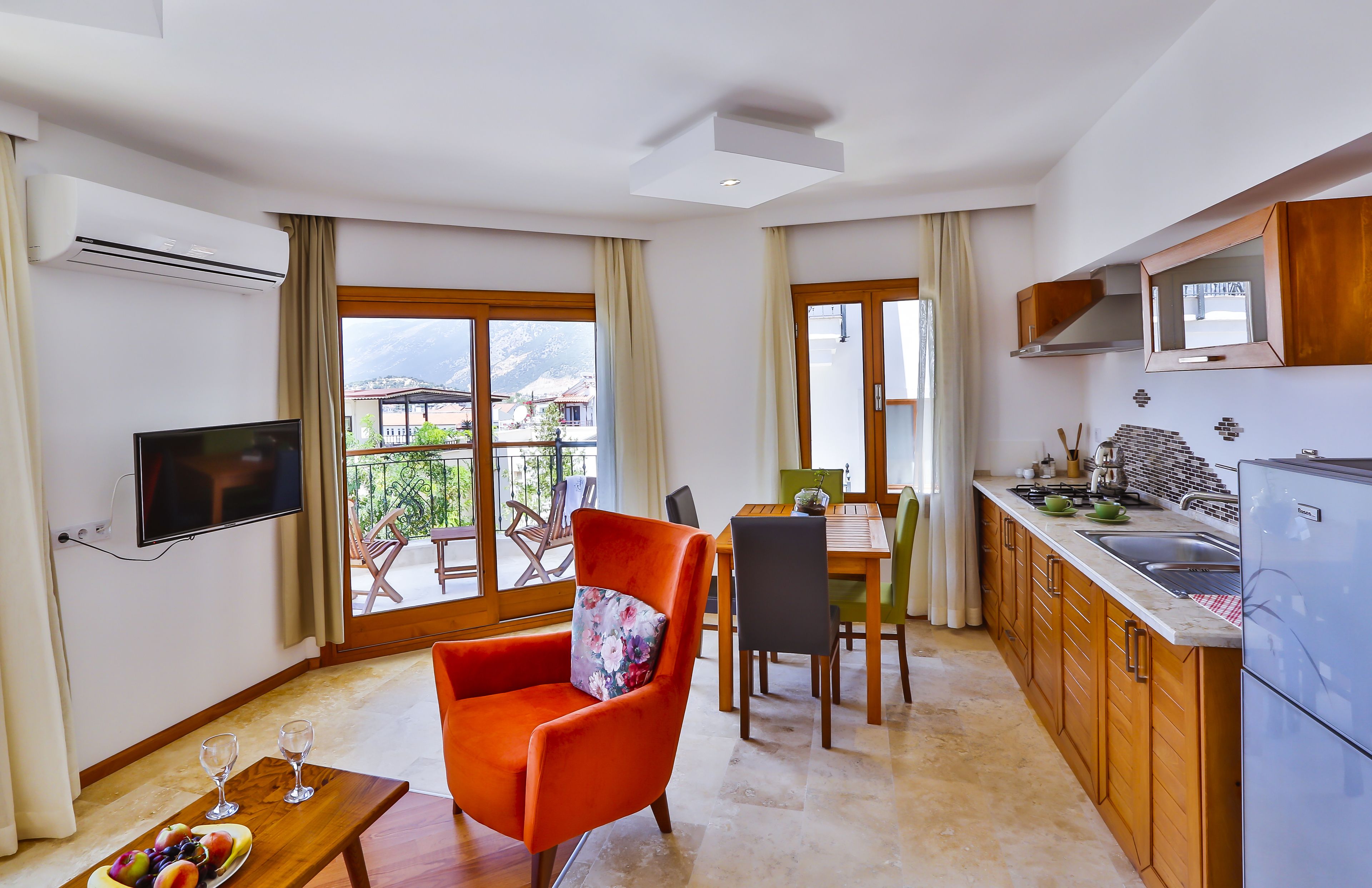 Apartamento conforto, 1 quarto, sacada, vista para o mar | Área de estar | TV de tela plana