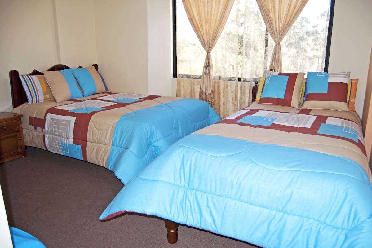 Quarto Twin (2 beds) | 5 quartos, ferro/tábua de engomar, Wi-fi grátis