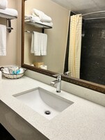 Um secador de cabelo, toalhas fornecidas 