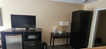 Quarto conforto, 2 camas de casal, para não fumantes | Opções para refeição no quarto