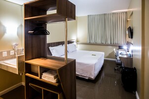 1 quarto, cofres nos quartos, escrivaninha, cortinas blackout