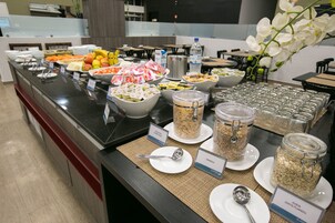 Café da manhã com buffet grátis todos os dias