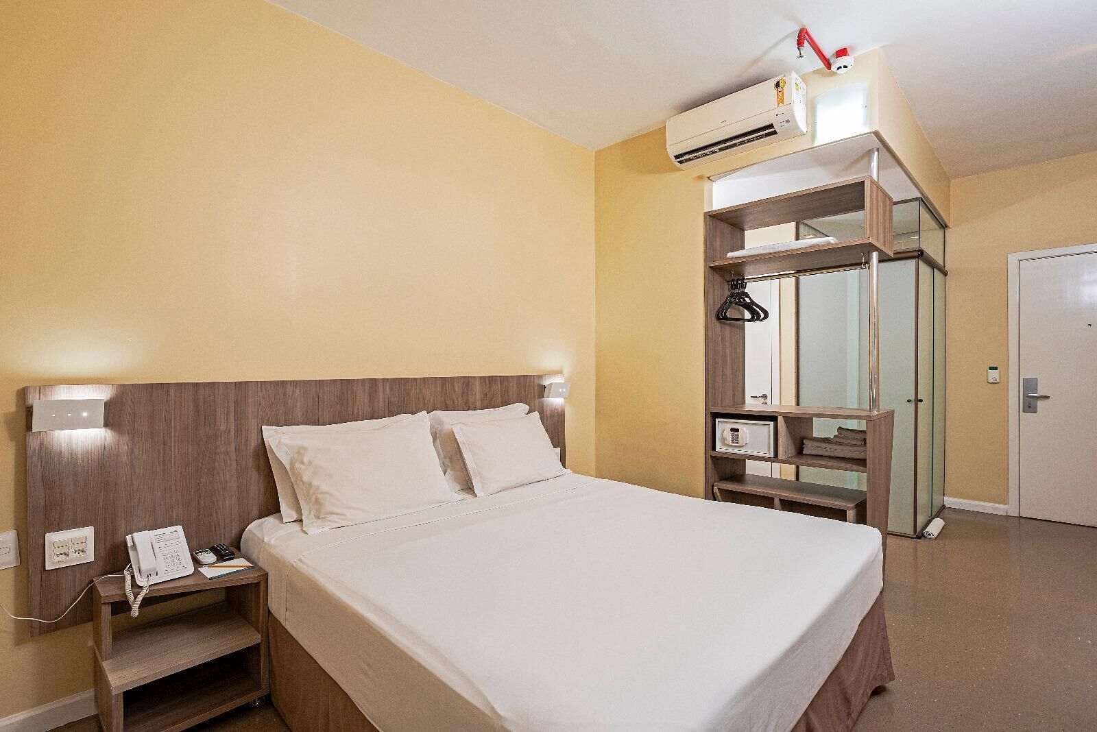 1 quarto, cofre no quarto, secretária, cortinas/cortinados opacos 