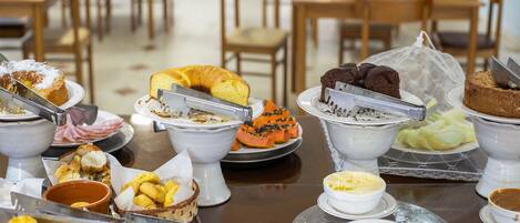 Café da manhã com buffet grátis todos os dias