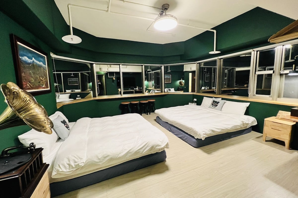 Quarto quádruplo panorâmico | 1 quarto, cortinas blackout, quartos à prova de som, Wi-Fi de cortesia