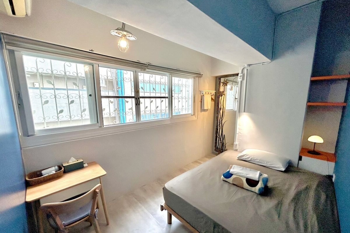 Quarto casal básico, 1 cama de casal, banheiro compartilhado | 1 quarto, cortinas blackout, quartos à prova de som, Wi-Fi de cortesia