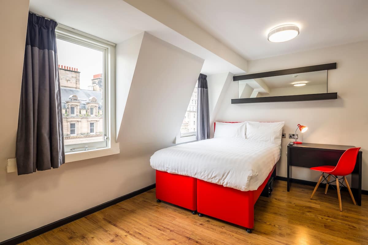 1 quarto, cofre com capacidade para portátil, secretária