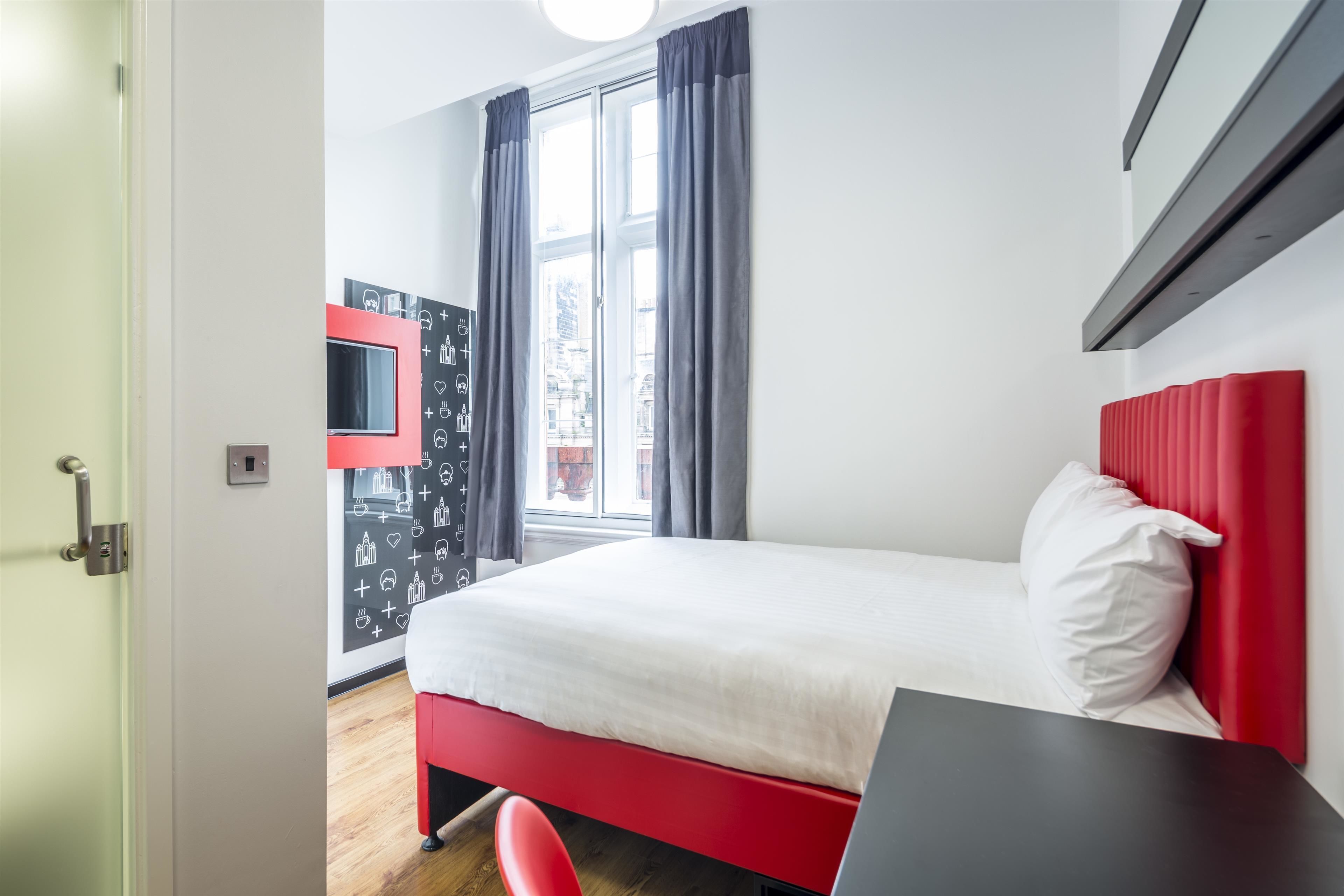 1 quarto, cofre com capacidade para portátil, secretária 