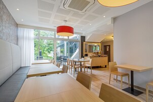 Pequeno-almoço tipo buffet diário (12.5 EUR por pessoa) 