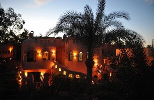 Fachada do alojamento (tarde/noite)