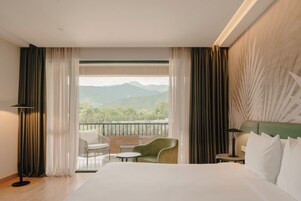 Quarto luxo, 1 cama de casal | Frigobar, cofres nos quartos, espaço de trabalho para notebook