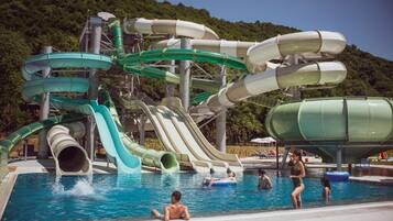 Piscina interior, piscina exterior sazonal, espreguiçadeiras