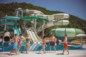 Piscina interna, piscina externa sazonal, espreguiçadeiras