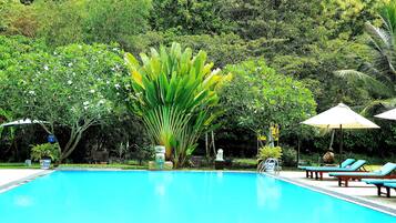 2 piscinas externas