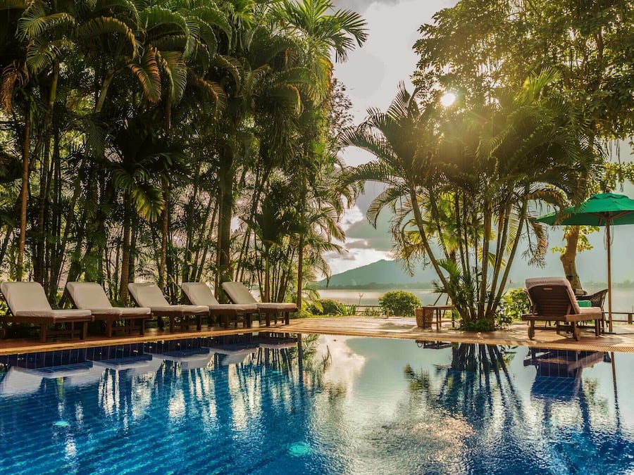 Piscina exterior, guarda-sóis, espreguiçadeiras