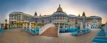 Fachada da propriedade à noite