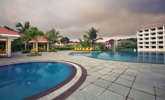 Piscina externa, espreguiçadeiras