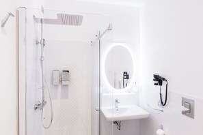 Um polibã, um chuveiro fixo, artigos de higiene pessoal grátis