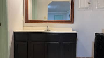 Quarto Standard, 2 camas de casal | Lavatório na casa de banho