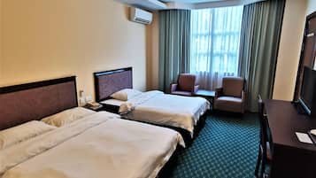 Quarto triplo standard | Cofres nos quartos, ferros/tábuas de passar roupa, Wi-Fi de cortesia