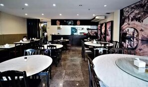 3 restaurantes: opção de café da manhã, almoço e jantar