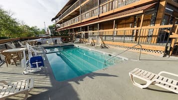 Piscina exterior sazonal, da(s) 12:00 à(s) 22:00, espreguiçadeiras