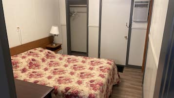 Uma combinação polibã/banheira, artigos de higiene pessoal grátis