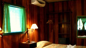 Cofre no quarto, secretária, camas desdobráveis