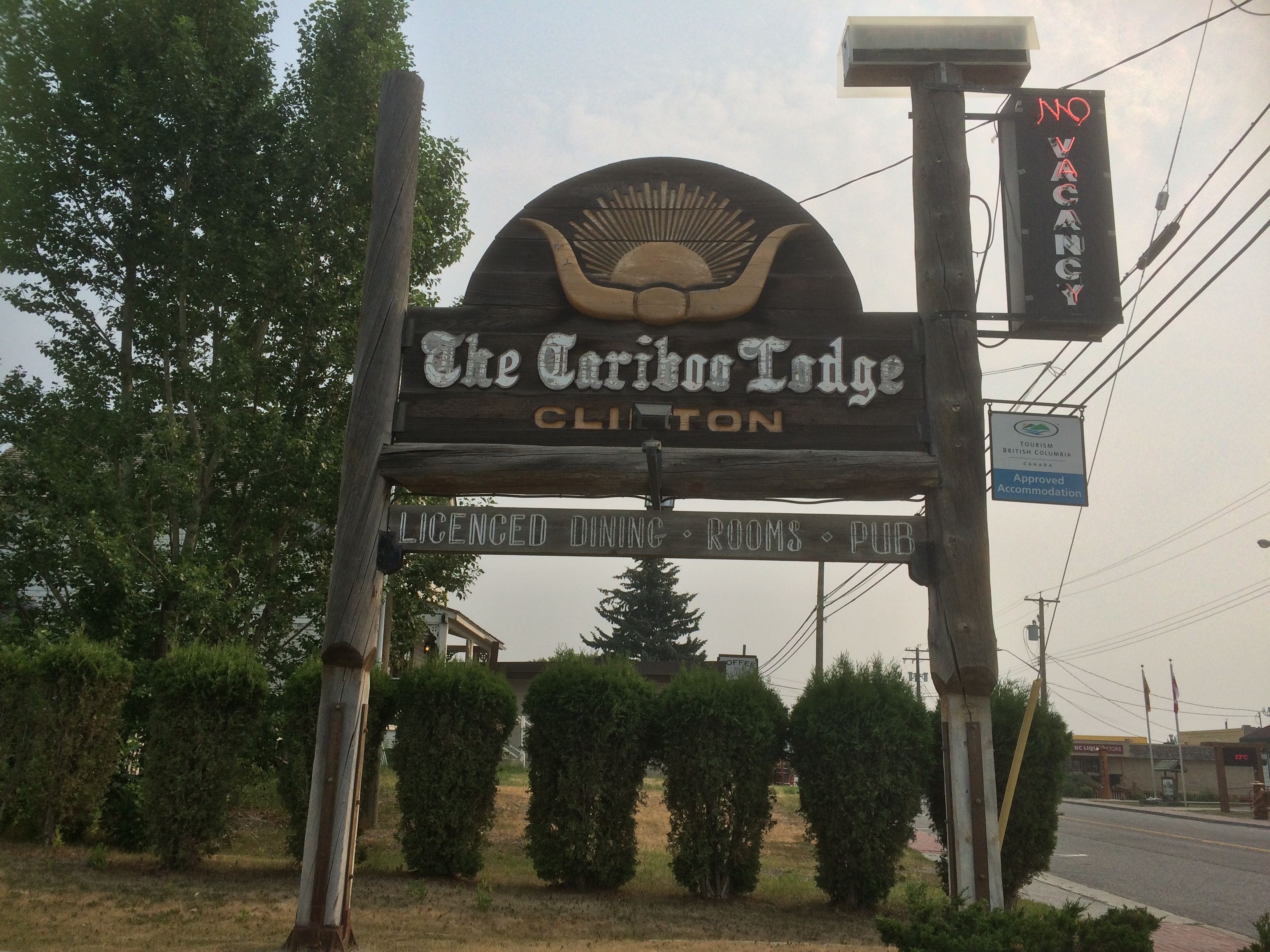 Placa do Cariboo Lodge em Clinton, indicando restaurante, quartos e pub licenciados.