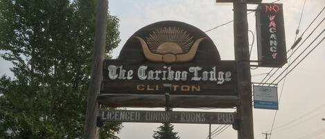 Placa do Cariboo Lodge em Clinton, indicando restaurante, quartos e pub licenciados.