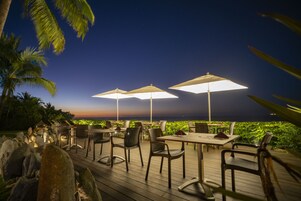 Pequenos-almoços servidos, cozinha americana, com vista para a praia 