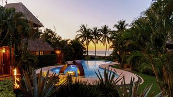 Piscina exterior, espreguiçadeiras