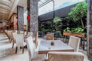 Pequenos-almoços, almoços, jantares servidos, cozinha indonésia