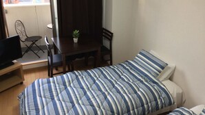 Quarto Twin, Para não fumantes | Roupas de cama premium, escrivaninha, berços grátis, Wi-Fi de cortesia