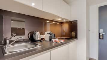 Estúdio | Kitchenette privada | Um frigorífico, um micro-ondas, uma placa de cozinha