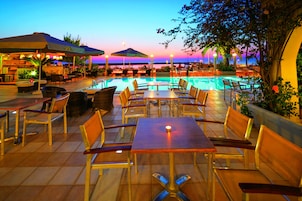 Bar junto à piscina
