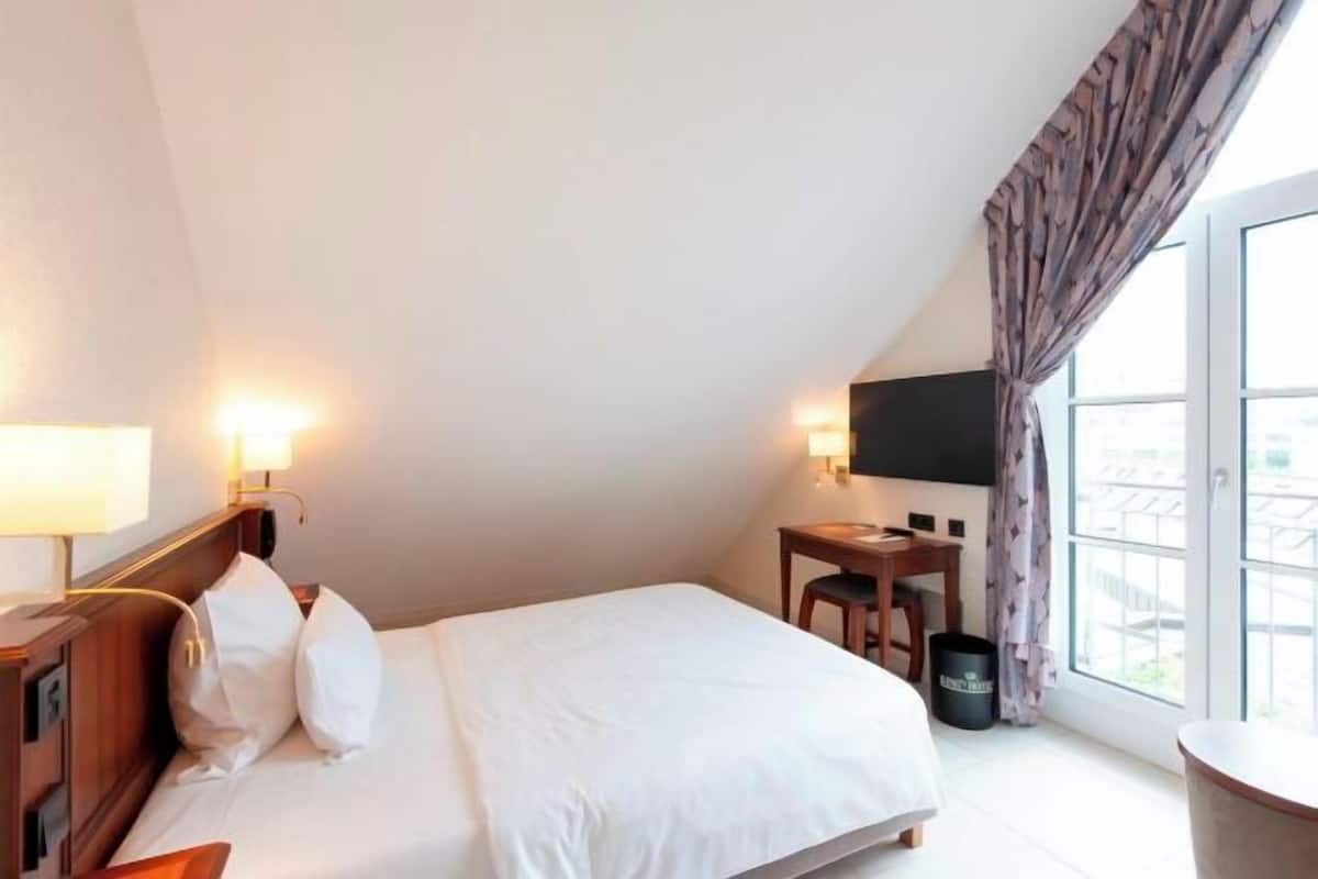 Roupas de cama antialérgicas, cofres nos quartos, escrivaninha