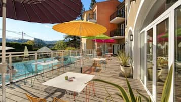 Piscina exterior sazonal, espreguiçadeiras